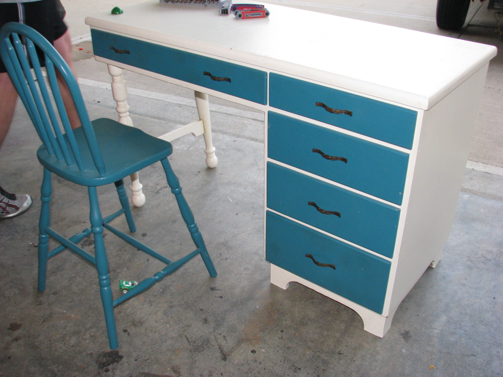 Navy Desk - A Furniture Makeover for a Boy's Room | Magic Brush
