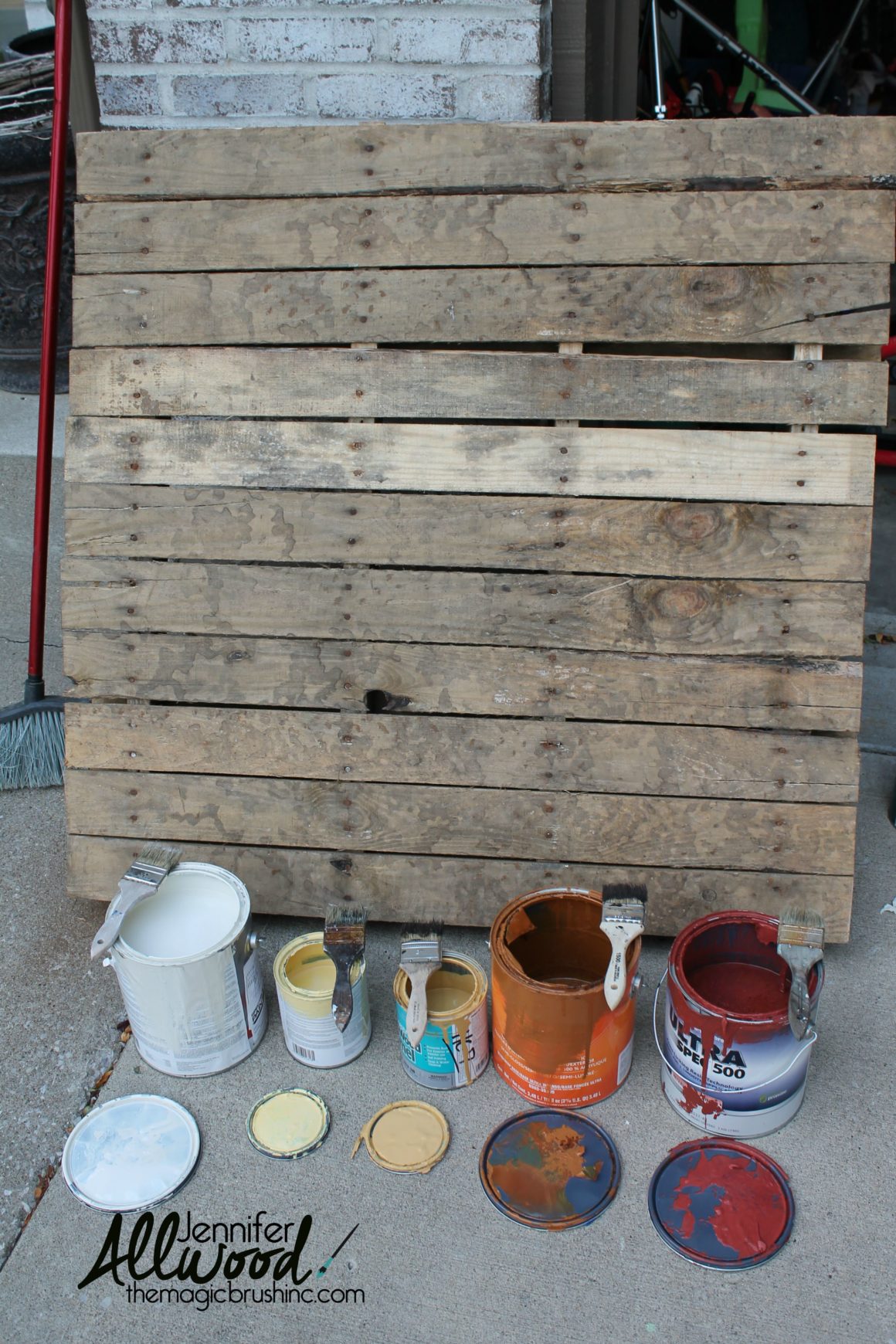 An Ombre painted pallet for fall decorations on your front porch