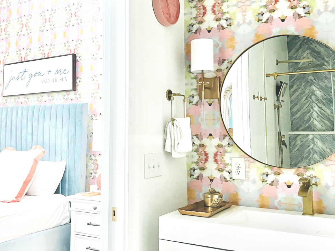 Spray Painted Mums - add Christmas sparkle to the porch | Magic Brush